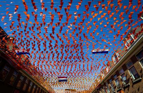Oranje boven; let op de hoogte van de straatversiering in Alkmaar ...